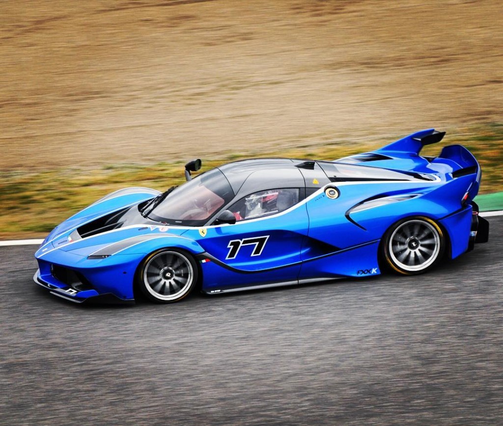 日本铃鹿赛道 蓝色法拉利FXX K | 咱车
